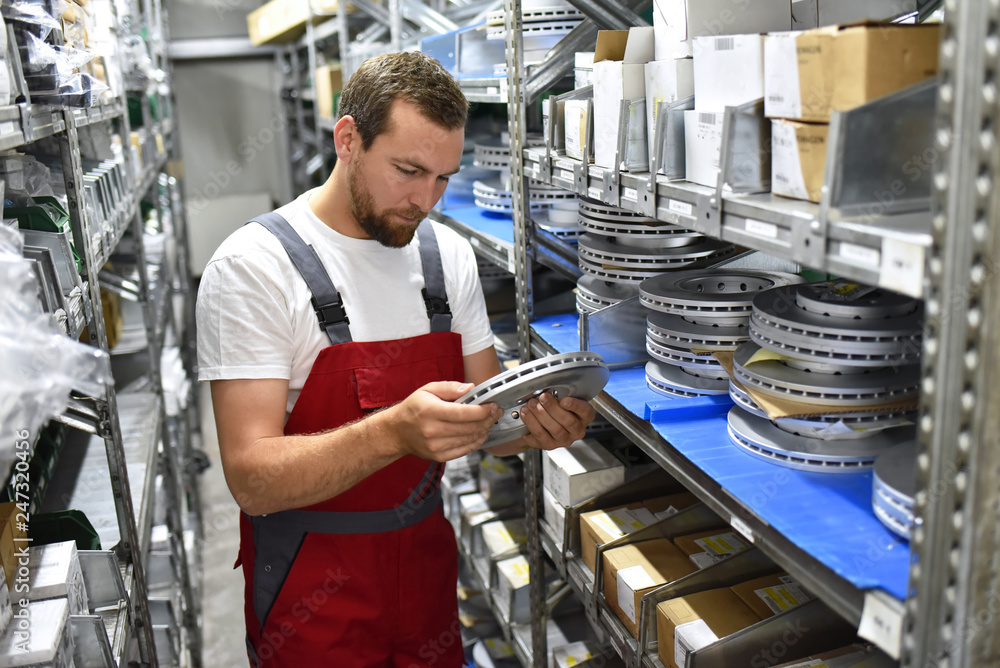 Automechaniker im Warenlager mit Ersatzteilen - Fahrzeugreparatur ...