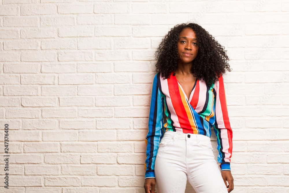 Foto de Young black woman crazy and desperate, screaming out of control ...