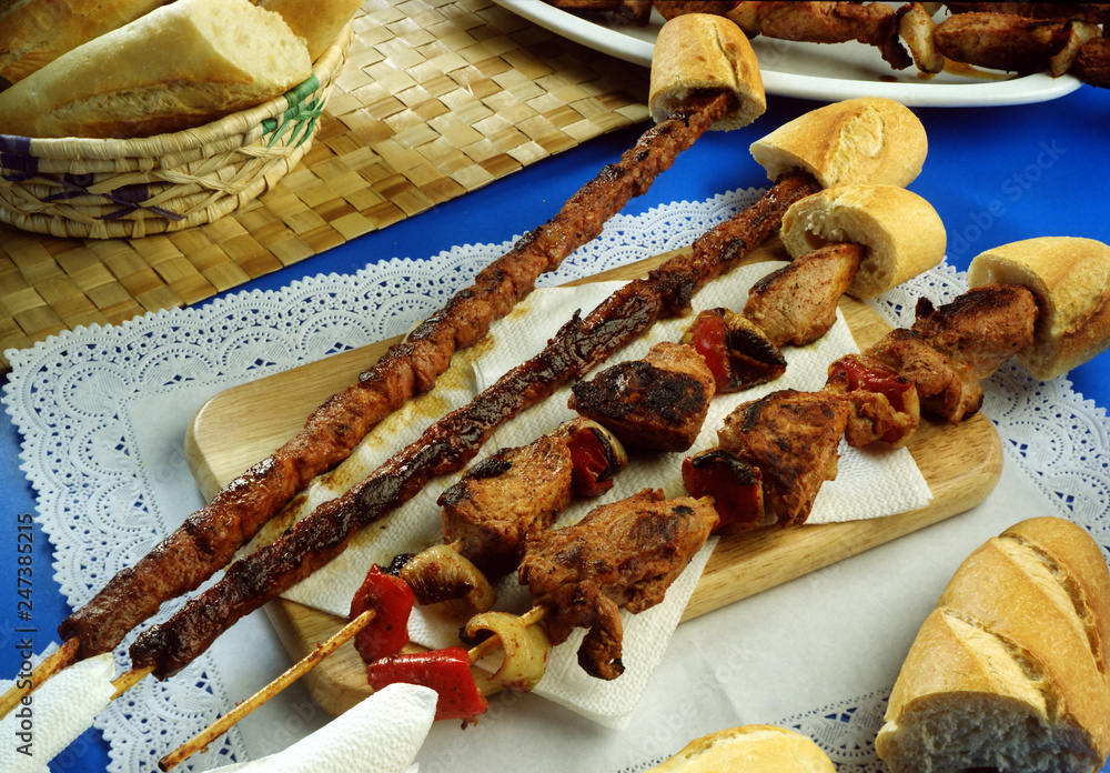 Imagen con una tabla con dos brochetas y dos pinchos con pan. Stock ...