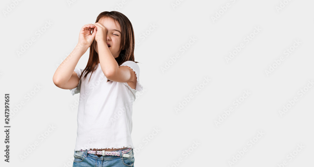 Full body little girl looking through a gap, hiding and squinting Stock ...