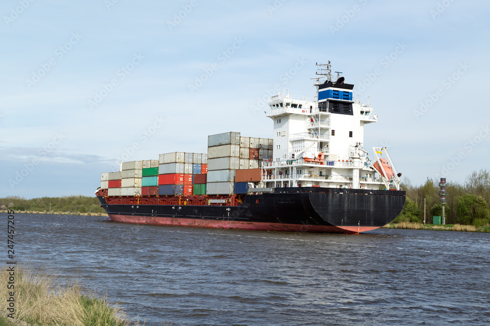 Foto de Containerschiff passiert den Nord-Ostsee-Kanal in Schleswig ...