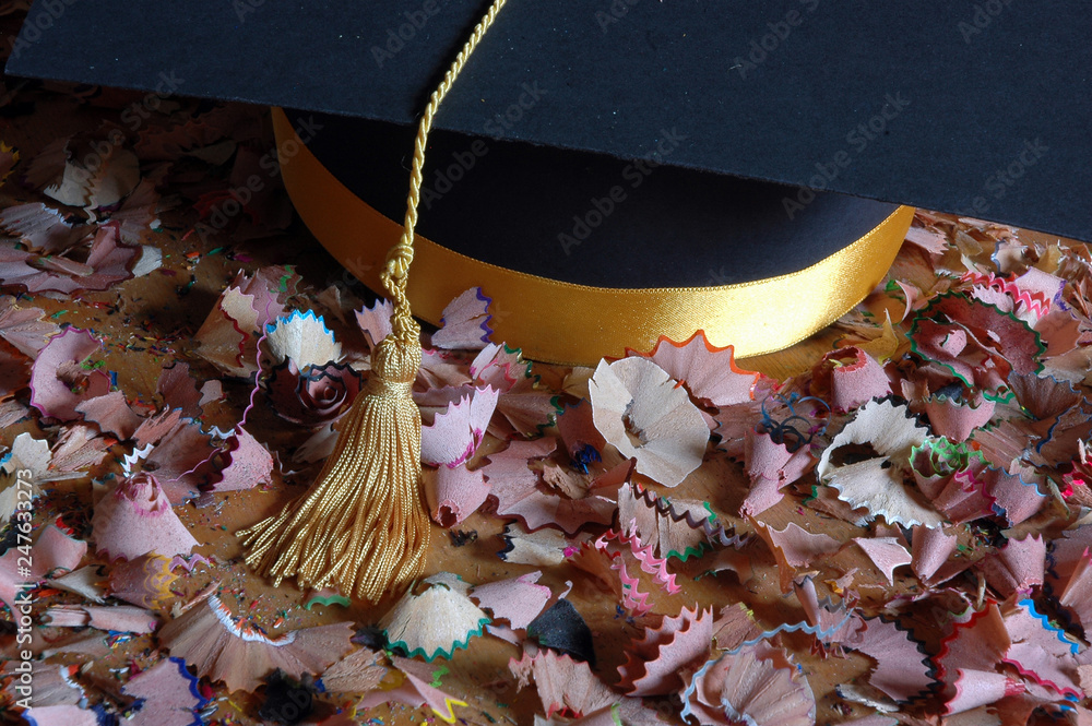 Birrete graduacion con borla amarilla y birutas de lapiz Stock Photo ...