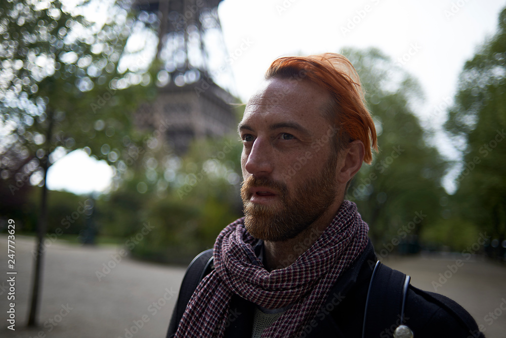 Foto de Portraits of a French photographer at work around the Eiffel ...