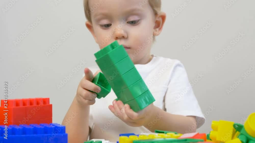 Vídeo do Stock: Cute little boy (toddler, two years old) is playing ... Vídeo do Stock: Cute little boy (toddler, two years old) is playing ...