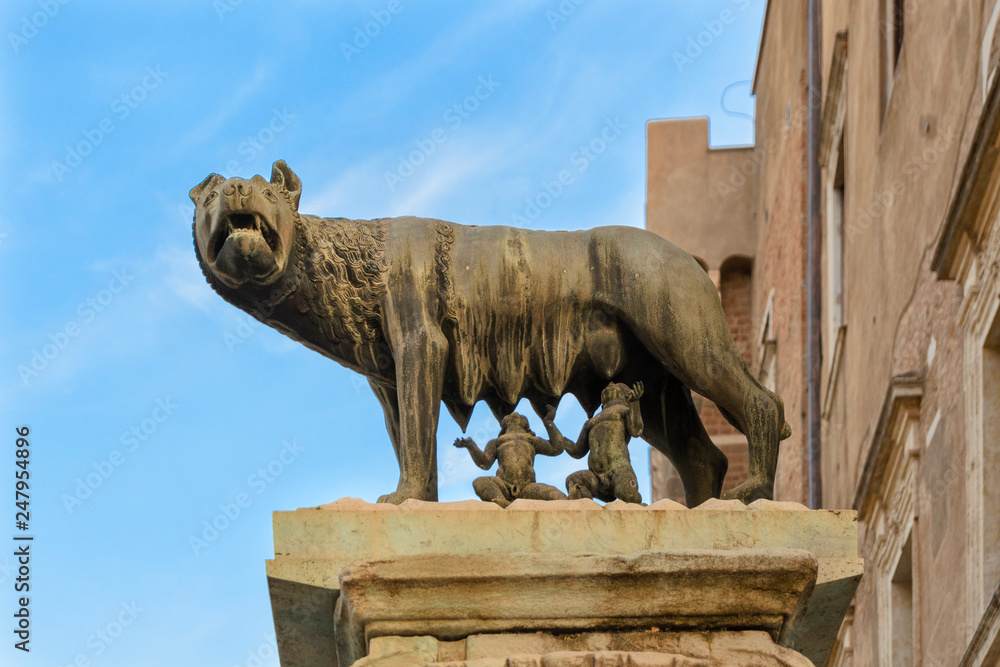 wolf of romulo and remo. wolf romulus and rowing in Rome, uploaded to a ...