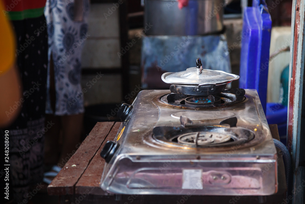 Foto de fresh boiling food in stainless steel pan on hot gas fueled ...