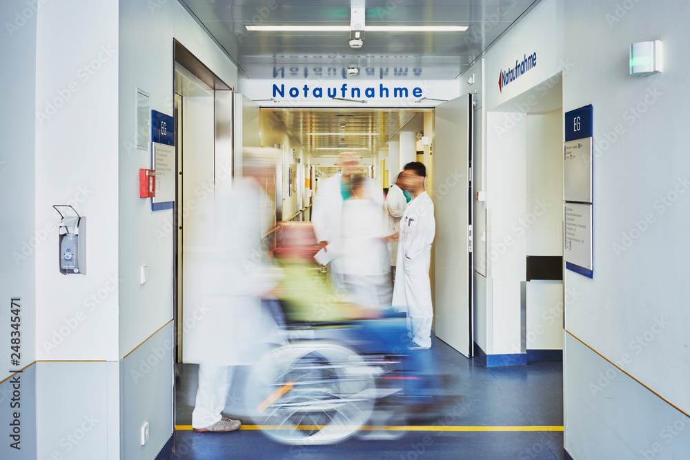Notaufnahme Krankenhaus Arzt Rollstuhl Team Personal Stock Photo ...