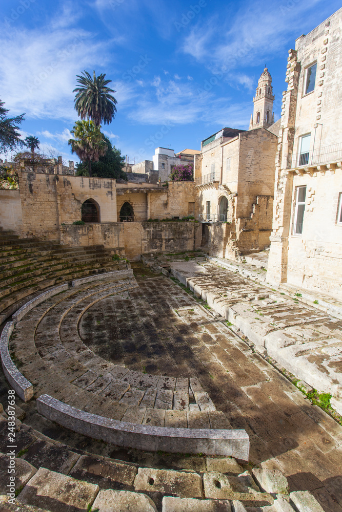 Teatro Romano a Lecce. Vista della storia archeologica della città ...