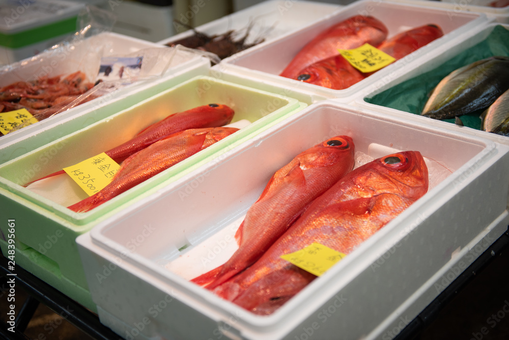 Foto de Fresh splendid alfonsino or Fresh Kinmedai on ice in form box ...