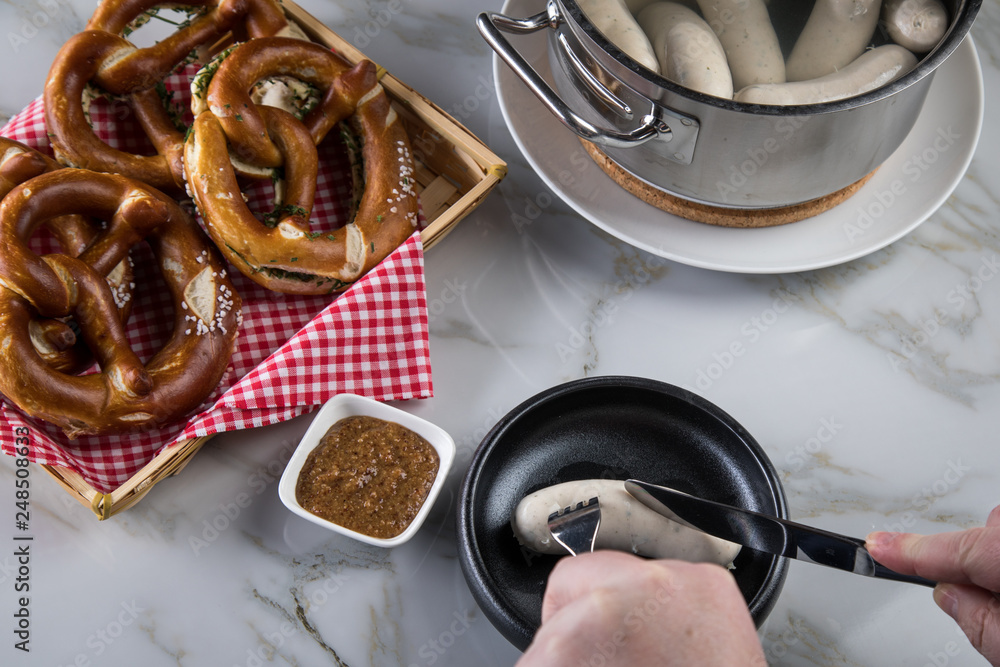 Mann isst Münchener Weißwurst mit Messer und Gabel, süßen Senf und ...