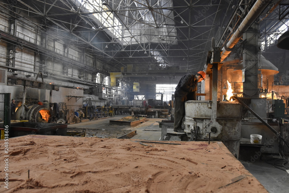 Huta zelaza i walcownia rur w Krzywym Rogu na Ukrainie Stock Photo ...