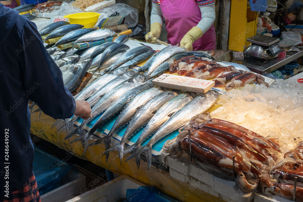 Buying and selling fishes at the Fisheries Wholesale Market of Incheon ...