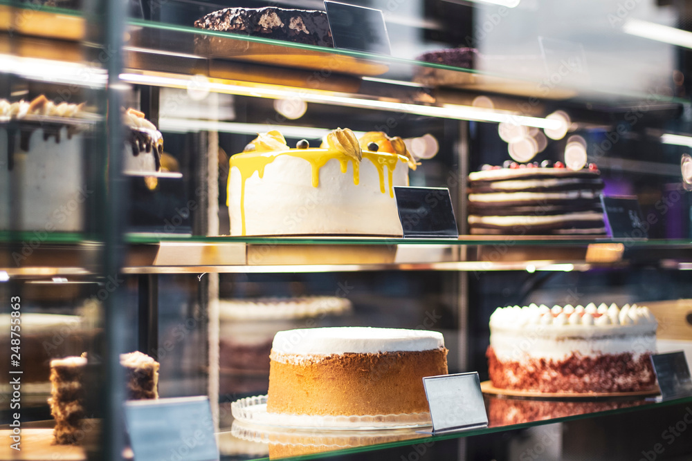 Foto de Showcase with sweets chocolate milk Strawberry fruit cakes for ...