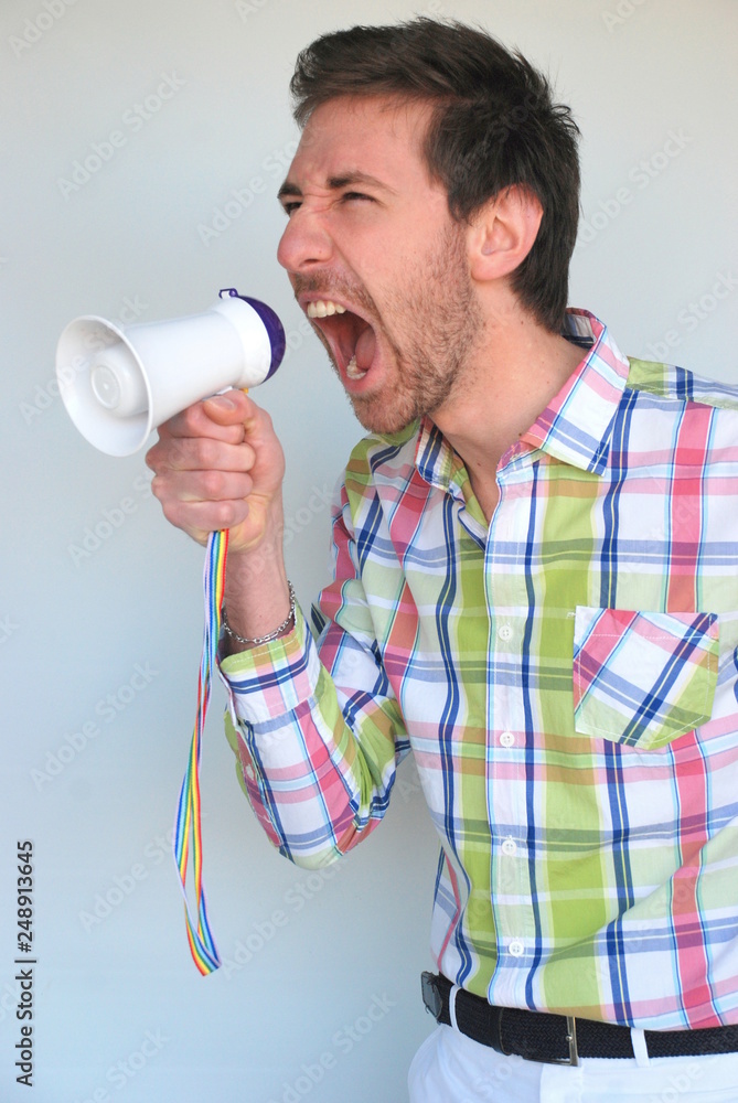 Persona che parla e urla al megafono Stock Photo | Adobe Stock