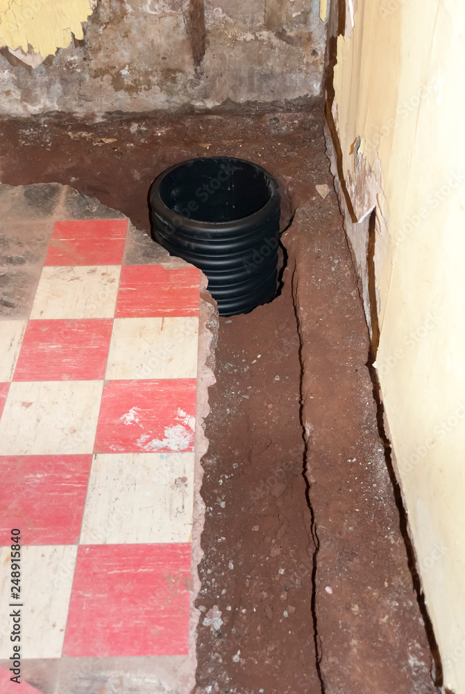 Foto de An open french drain pit and sump pump basin prior to being ...