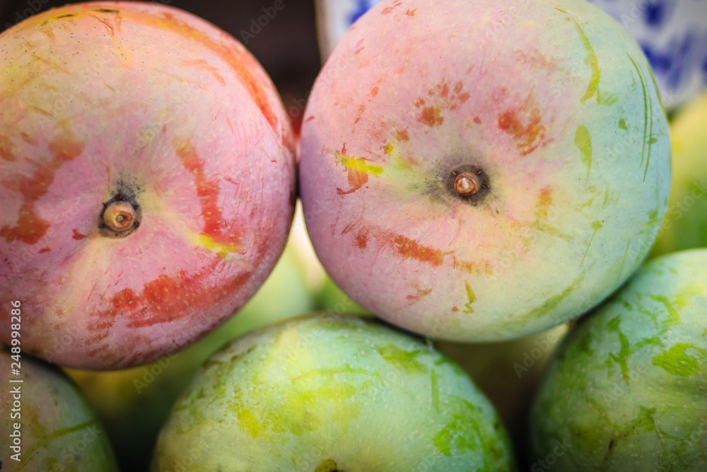 Foto de Extra jumbo size of organic R2E2 mangoes for sale at the fruit ...