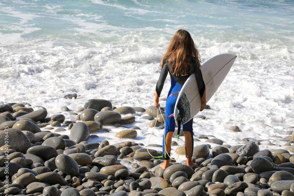 surf país vasco chica niña surfista con tabla metiendose en el agua ...