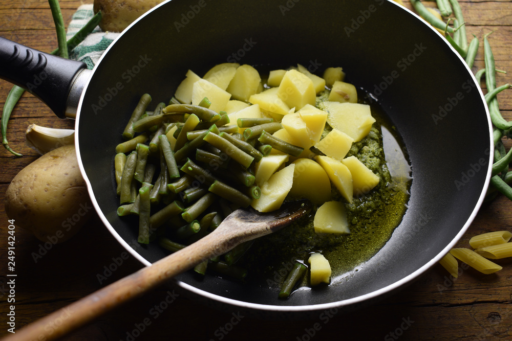 Tegoline e patate con pesto alla genovese ft9102_0576 Cucina italiana ...