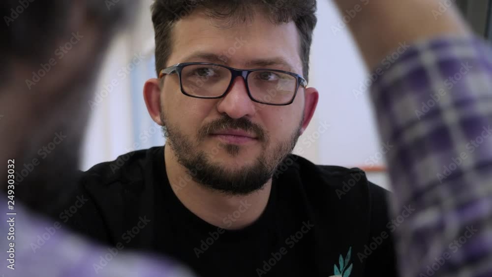 Vidéo Stock Student having talk with professor. Making studying plan ...