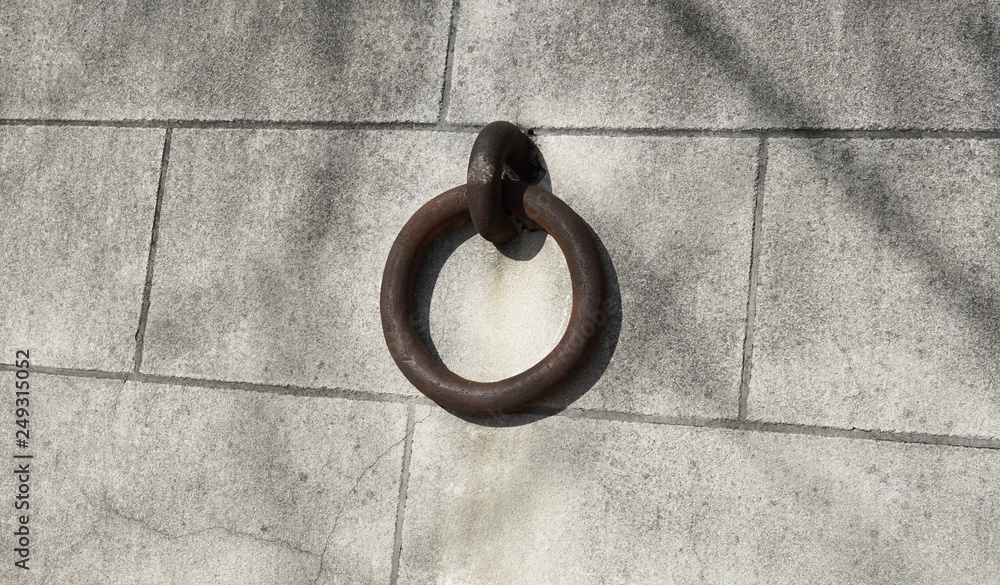 Anneau d'amarrage le long de la Seine à Paris (France) Stock Photo ...