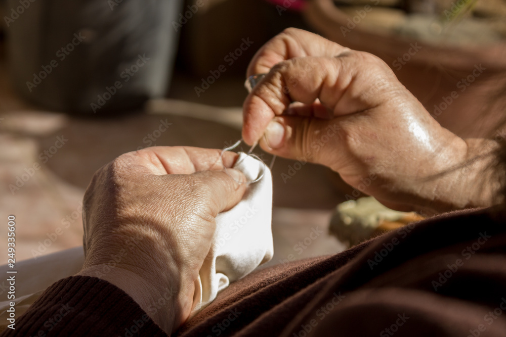 Manos de mujer utilizando un dedal y una aguja para coser Stock Photo ...