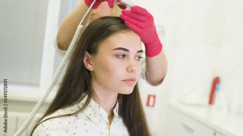 Vidéo Stock doctor dermatologist diagnoses the structure of the hair of ...