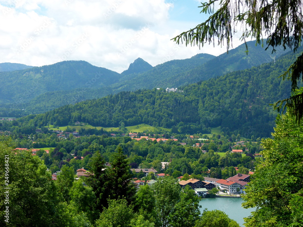 Süddeutsche Landschaft mit Haus am See - Berge und Wälder foto de Stock ...