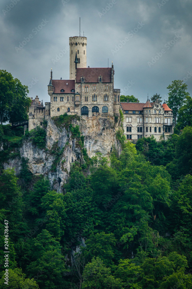 Schloss Lichtenstein Regen, bewölkt, Bewölkung, schwäbische Alp, Honau ...
