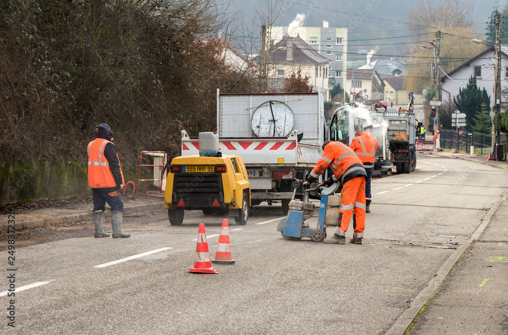 Baustelle Tiefbau Trennschleifer Arbeiter trennt Asphalt - Construction ...