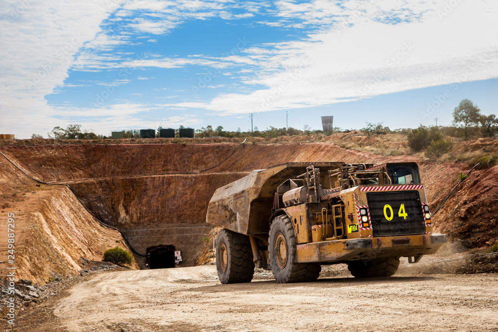 Foto de Trucks laden with ore leaving a copper mine tunnel in NSW ...