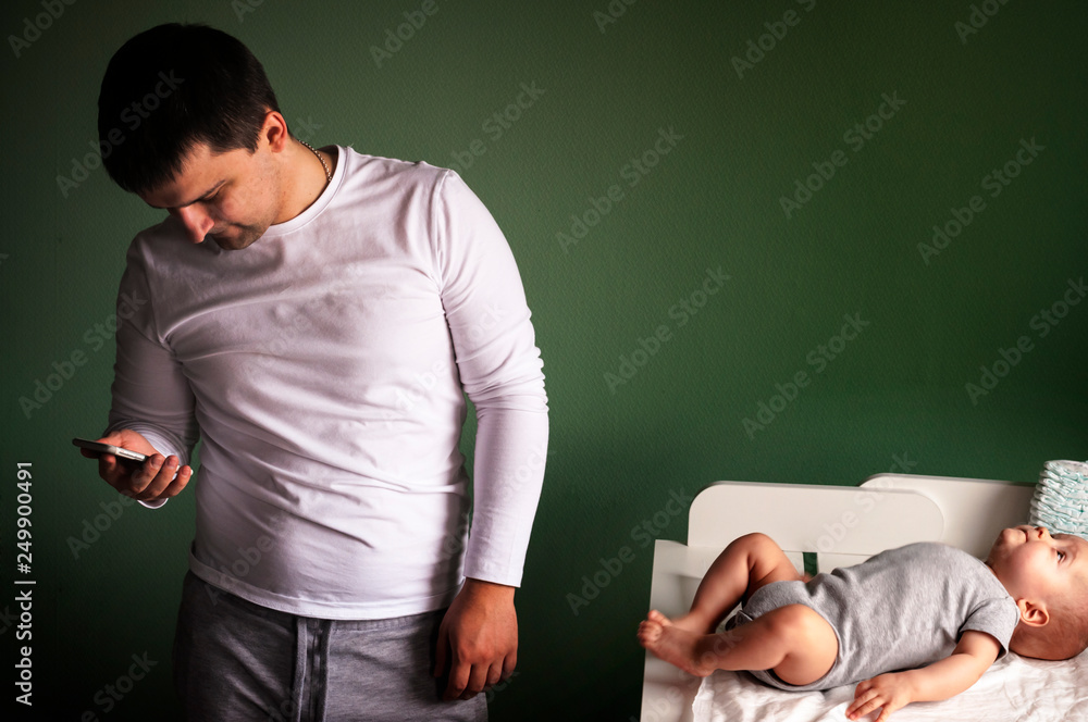 Foto de Dad was distracted by a mobile phone from children lying on the ...