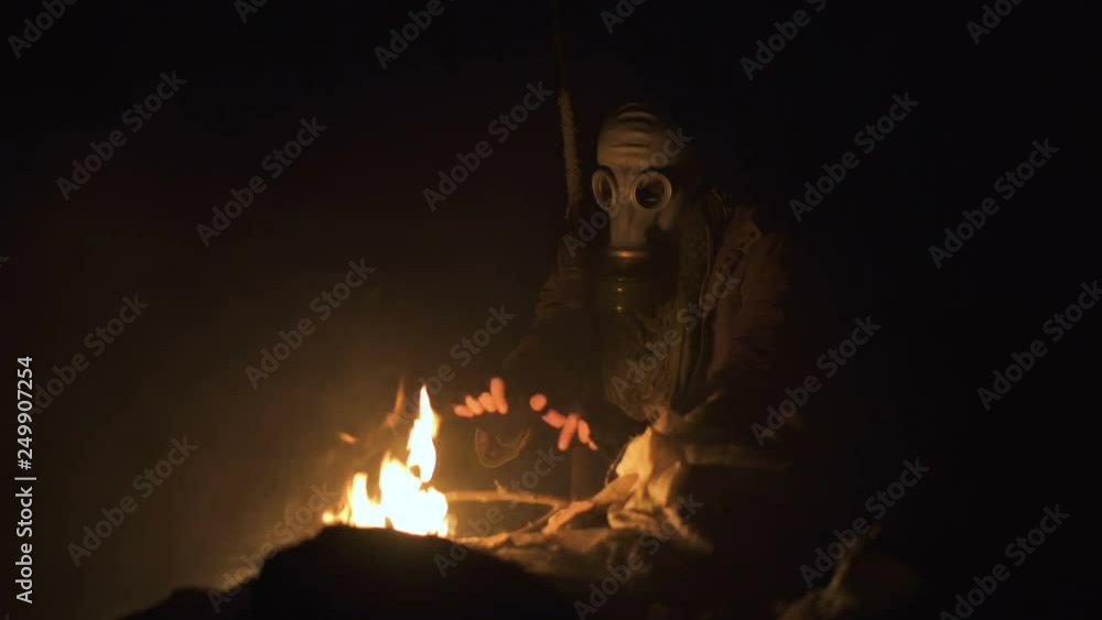 Video „Stalker survivor Soldier wearing Gas Mask in an Apocalypse War ...
