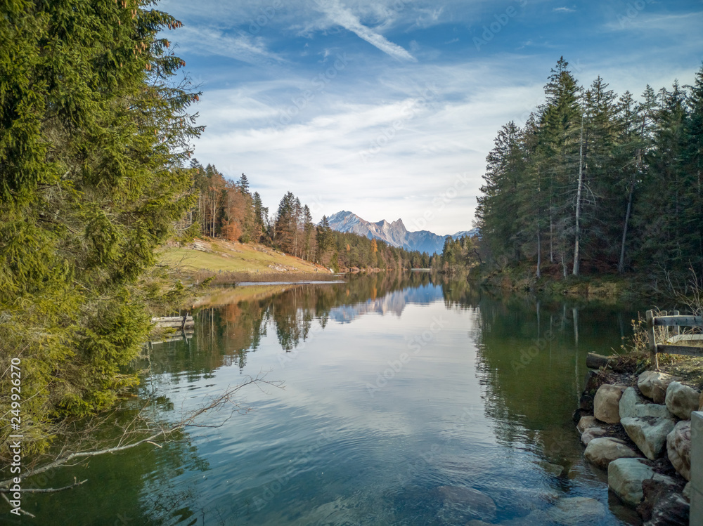 Chapfensee, Spiegelnder Stausee in der Schweiz, bei schönem Wetter mit ...