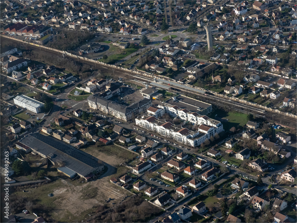 vue aérienne de la ville de Flins dans les Yvelines en France Photos ...