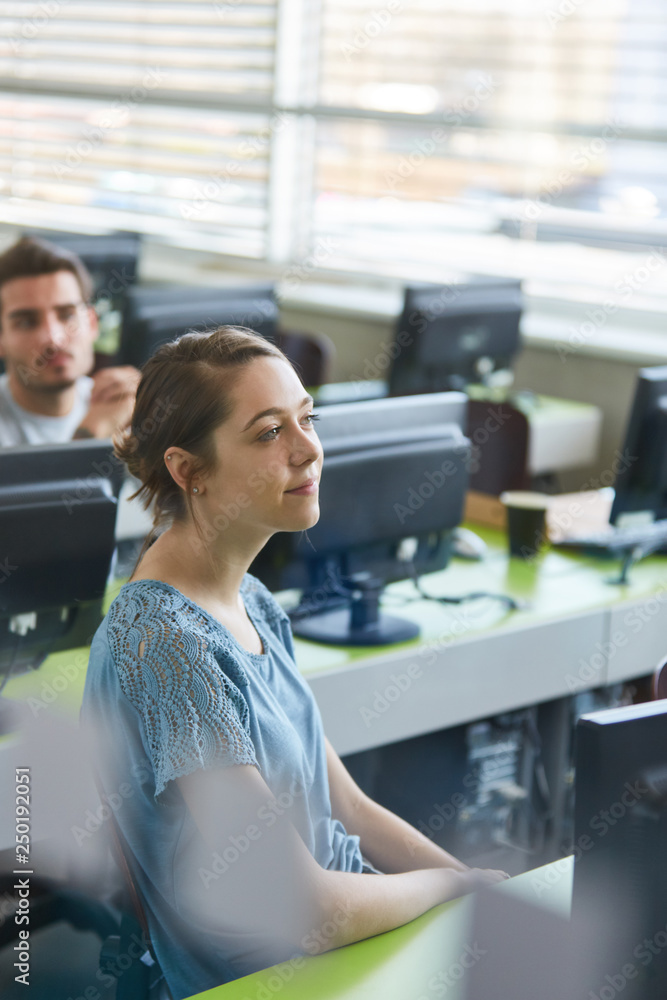 Frau im Computerkurs an der Uni Stock Photo | Adobe Stock