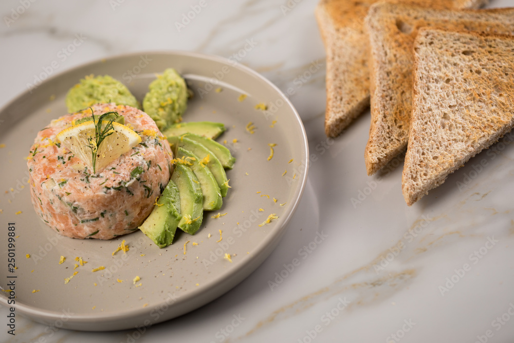 Rohes Lachstatar mit Lachs, Dill, Zitrone, Avocado und Vollkorn Toast ...