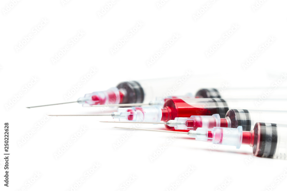 Jeringa con medicamento de color rojo sobre fondo blanco aislado. Vista ...
