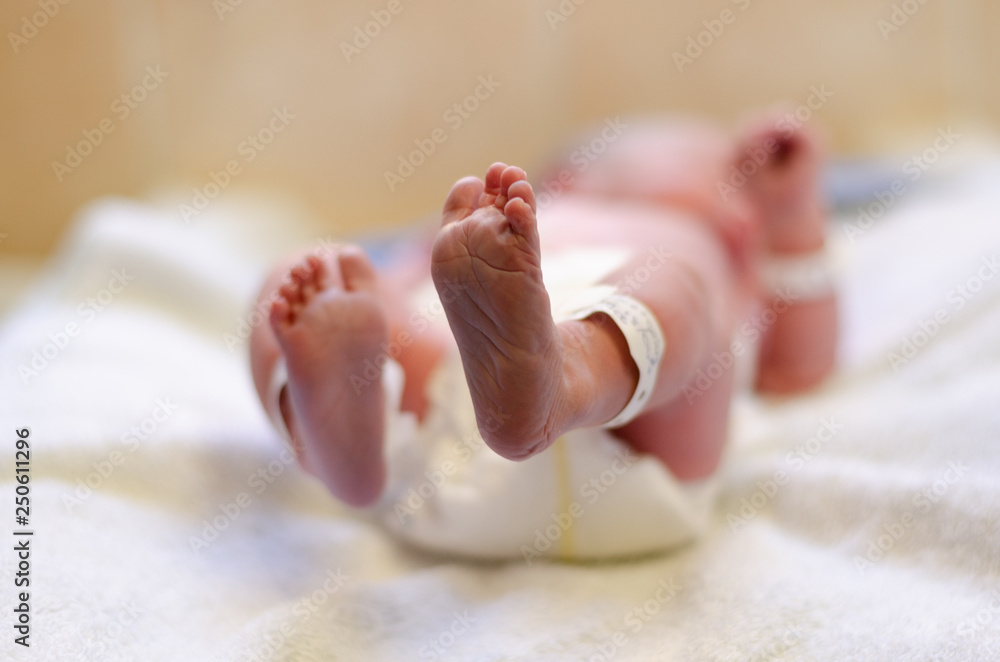 A newborn baby's feet in the neonatal unit in hospital Stock Photo ...