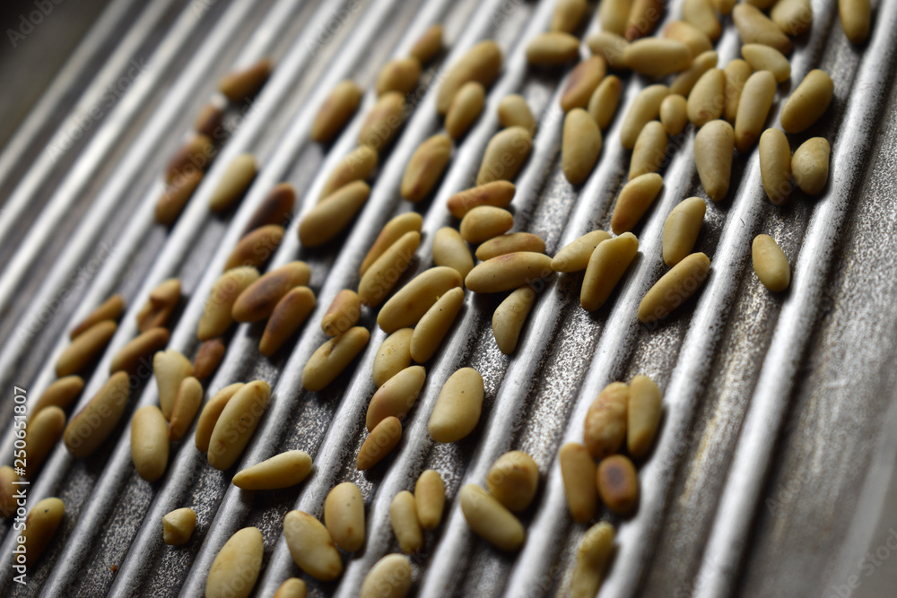 Foto de Pinoli tostati ft9102_0699 Pine nuts toasted Piñones tostados ...