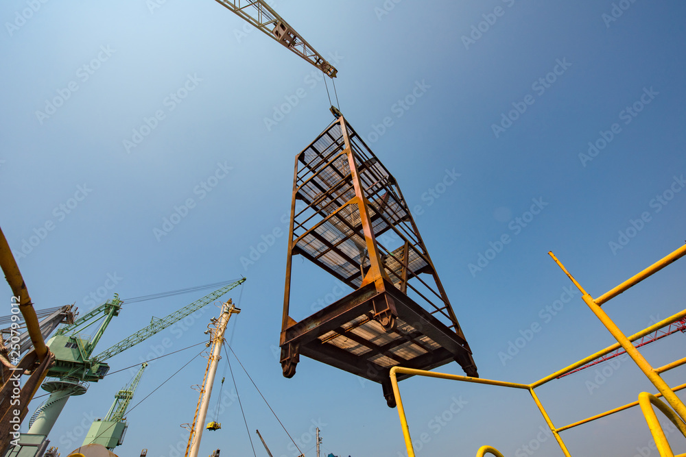 scaffolding lifting by the gantry crane by order of the stevedore or ...