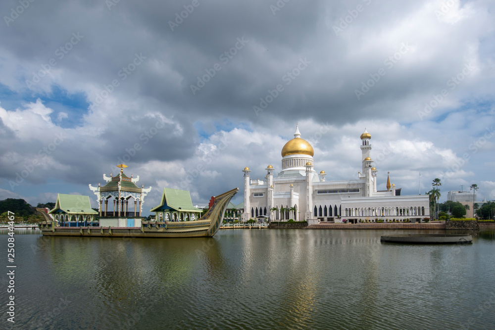 Sultan Omar Ali Saifuddien Mosque in Brunei during cloudy day ...