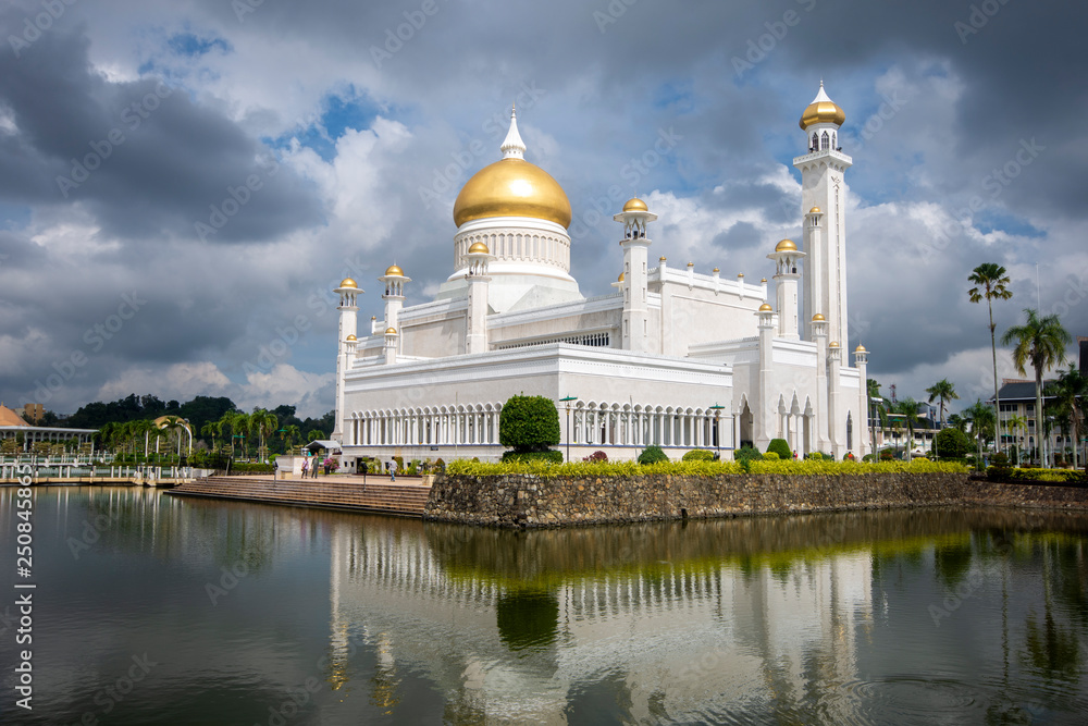Sultan Omar Ali Saifuddien Mosque in Brunei during cloudy day ...