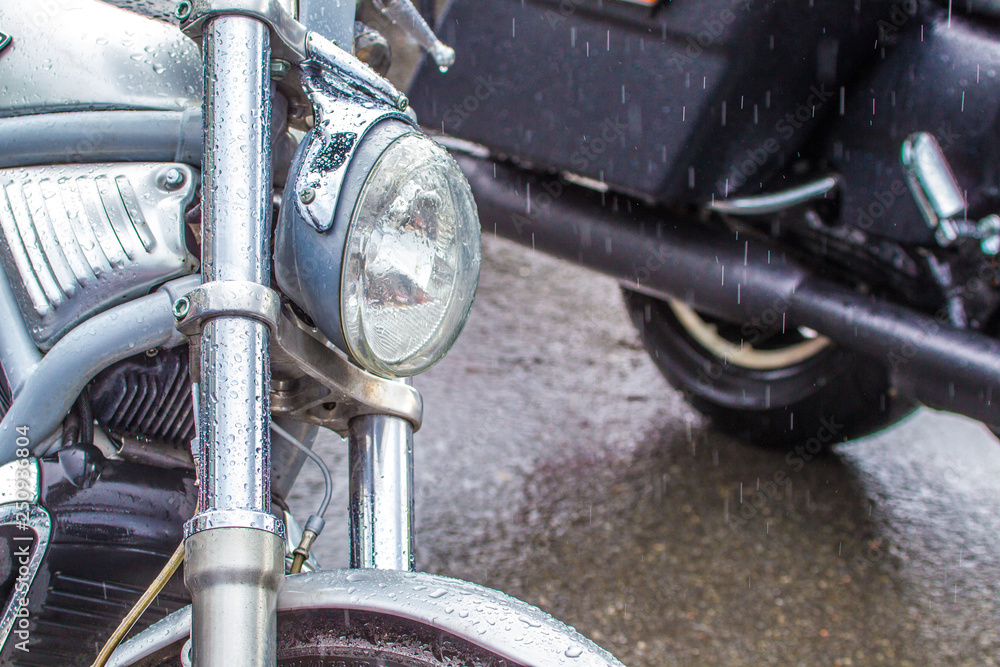 Foto de Motorcycles on the road in the rain. Standing wet motorcycles ...