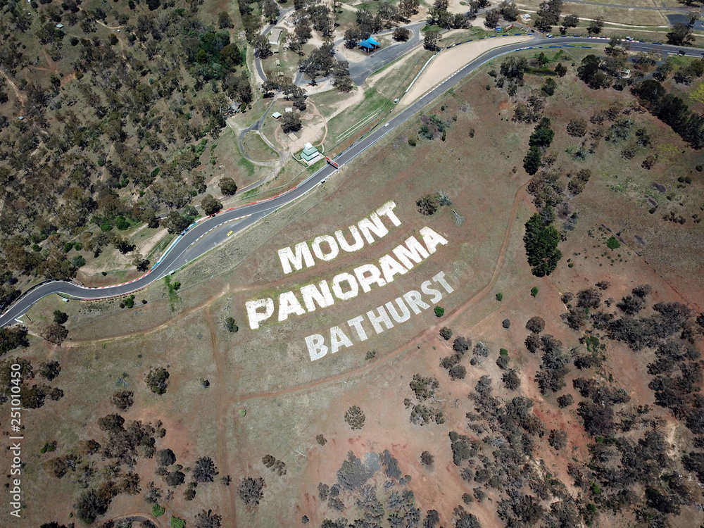 Poster Aerial view of the Mount Panorama Circuit, the home of Australia ...