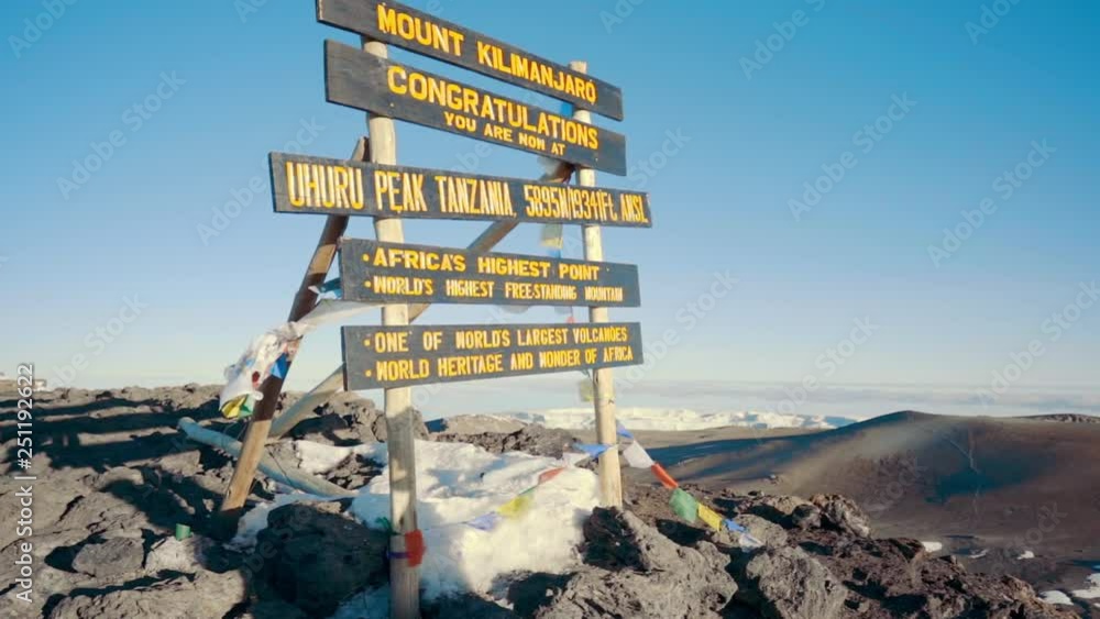 Summit sign of Mount Kilimanjaro, the highest peak of Africa Stock ビデオ ...