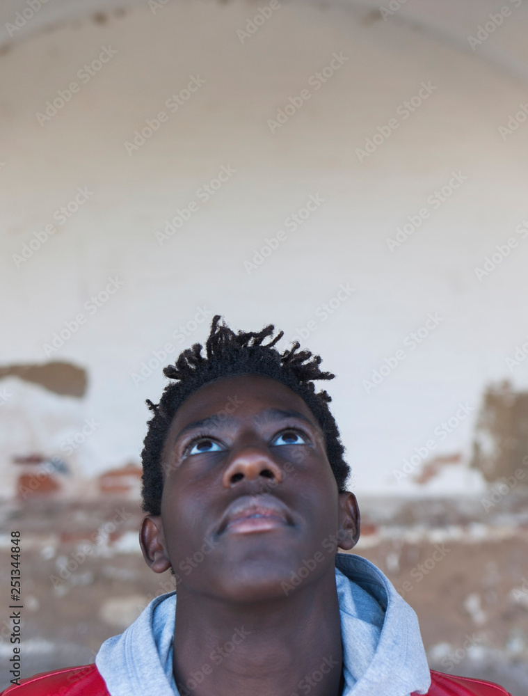 retrato de chico negro africano mirando hacia arriba sobre fondo blanco ...