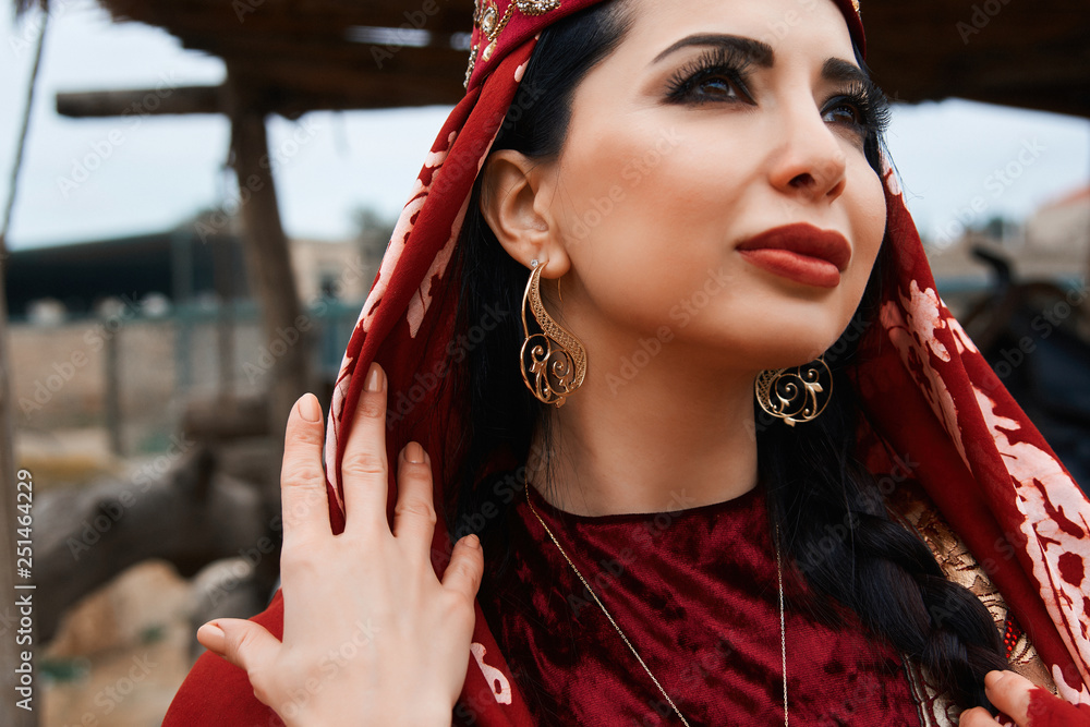 Beautiful middle eastern women wearing traditional dress, posing ...