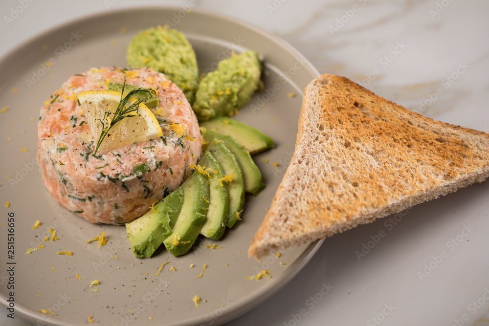 Rohes Lachstatar mit Lachs, Dill, Zitrone, Avocado und Vollkorn Toast ...
