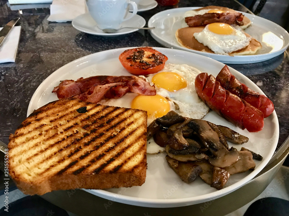 Foto de Aussie / Australian Breakfast with Toast, Fried Eggs, Crispy ...