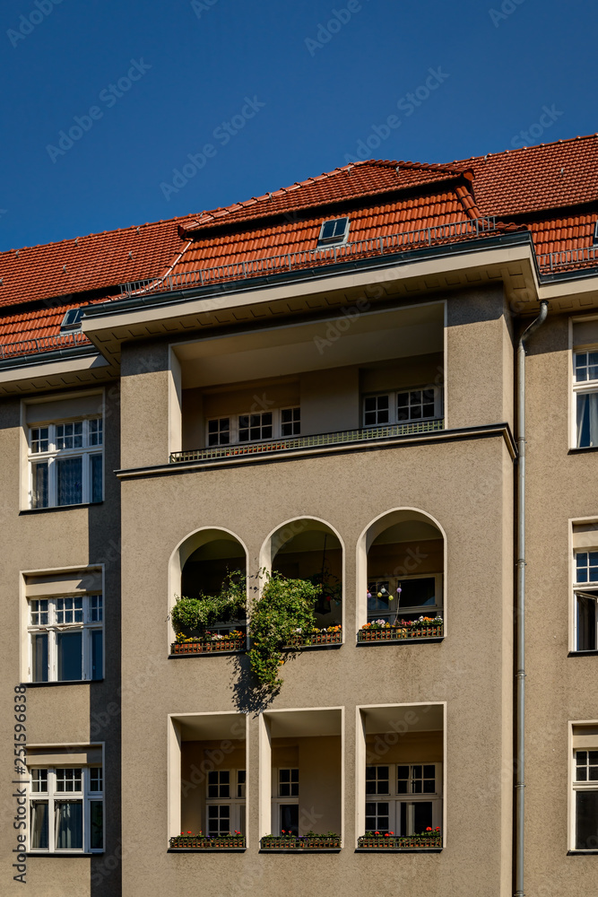 Risalit mit Loggia-Bögen in der denkmalgeschützten Wohnanlage ...